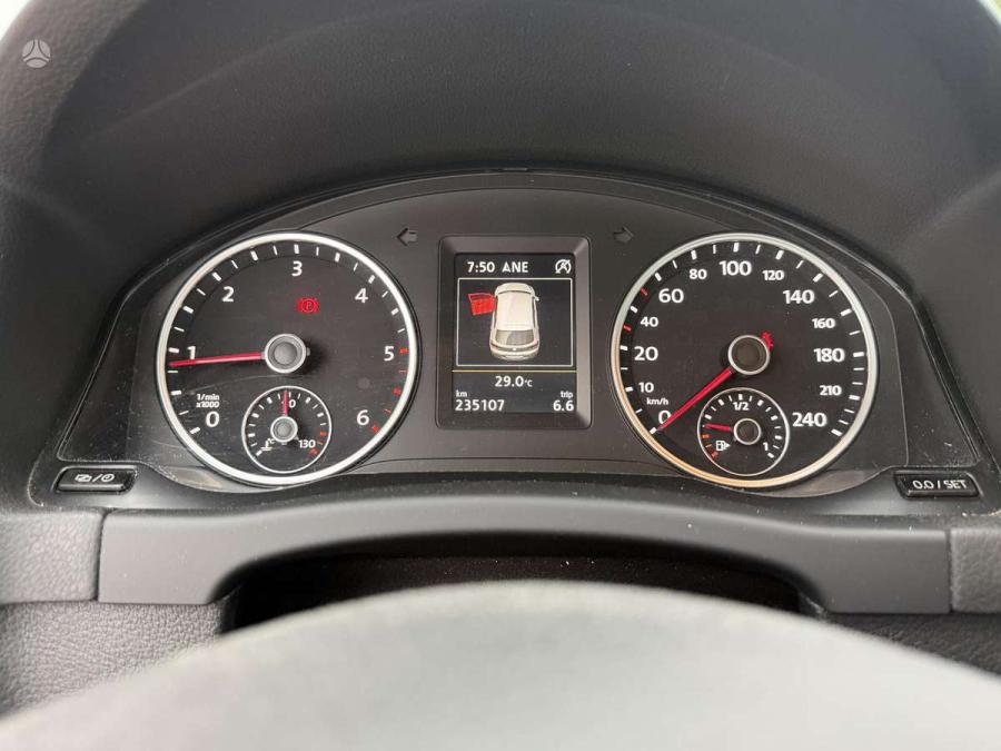 Black Volkswagen Tiguan 2015 in Taurage, with an engine capacity of 1.97 L and mileage of 235 thousand km for 8700 €, photo 44 on AUTOMOTO.COM.LV