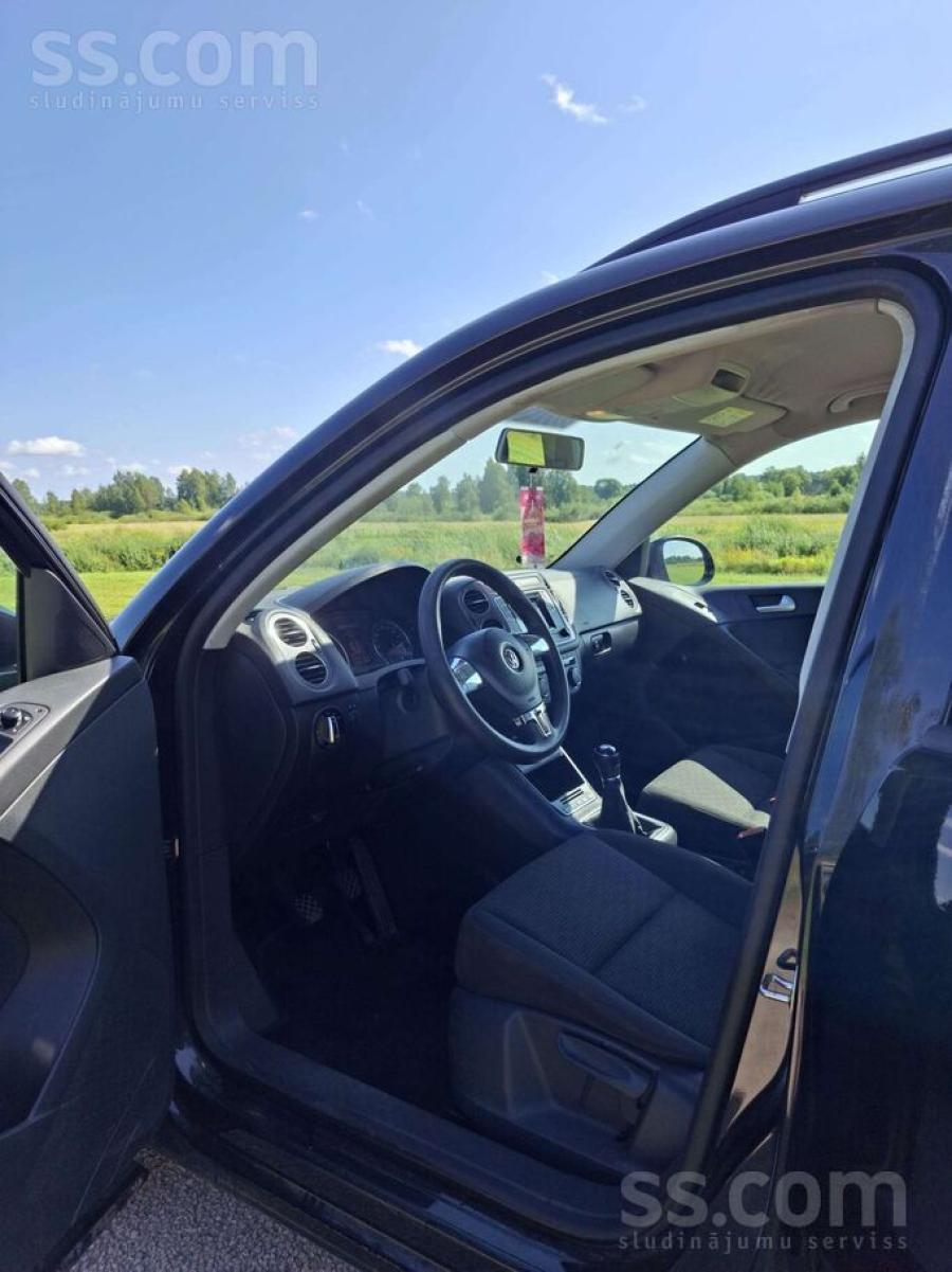 Black Volkswagen Tiguan 2015 in Aizkraukle, with an engine capacity of 1.40 L and mileage of 148 thousand km for 9800 €, photo 6 on AUTOMOTO.COM.LV