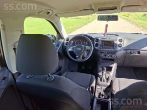 Black Volkswagen Tiguan 2015 in Aizkraukle, with an engine capacity of 1.40 L and mileage of 148 thousand km for 9800 €, photo 7 on AUTOMOTO.COM.LV