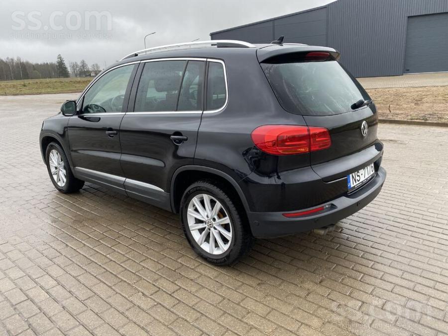 Black Volkswagen Tiguan 2016 in Talsi, with an engine capacity of 2.00 L and mileage of 219 thousand km for 25900 €, photo 3 on AUTOMOTO.COM.LV