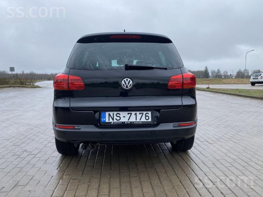 Black Volkswagen Tiguan 2016 in Talsi, with an engine capacity of 2.00 L and mileage of 219 thousand km for 25900 €, photo 4 on AUTOMOTO.COM.LV