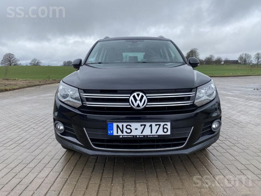 Black Volkswagen Tiguan 2016 in Talsi, with an engine capacity of 2.00 L and mileage of 219 thousand km for 25900 €, photo 8 on AUTOMOTO.COM.LV