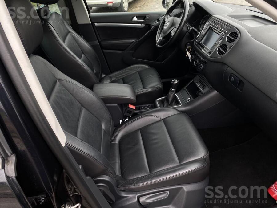 Black Volkswagen Tiguan 2016 in Talsi, with an engine capacity of 2.00 L and mileage of 219 thousand km for 25900 €, photo 10 on AUTOMOTO.COM.LV