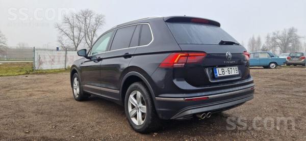 Black Volkswagen Tiguan 2016 in Daugavpils, with an engine capacity of 2.00 L and mileage of 254 thousand km for 16450 €, photo 3 on AUTOMOTO.COM.LV