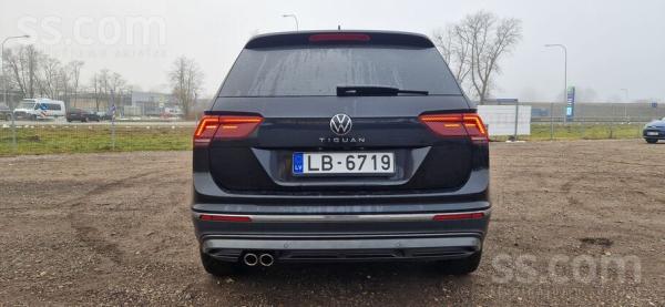 Black Volkswagen Tiguan 2016 in Daugavpils, with an engine capacity of 2.00 L and mileage of 254 thousand km for 16450 €, photo 4 on AUTOMOTO.COM.LV