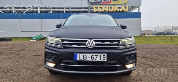 Black Volkswagen Tiguan 2016 in Daugavpils, with an engine capacity of 2.00 L and mileage of 254 thousand km for 16450 €, photo 8 on AUTOMOTO.COM.LV