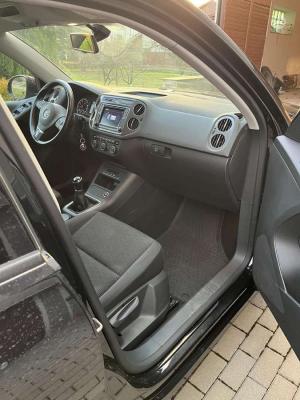 Black Volkswagen Tiguan 2016 in Klaipeda, with an engine capacity of 1.39 L and mileage of 60 thousand km for 10999 €, photo 6 on AUTOMOTO.COM.LV