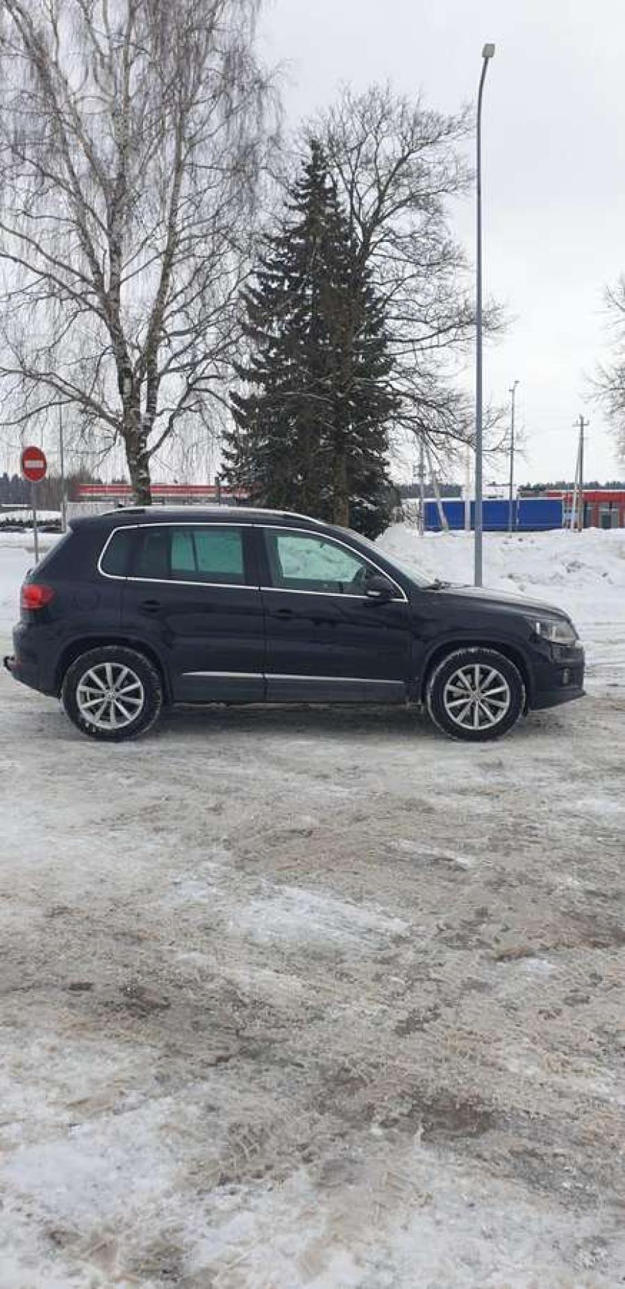 Black Volkswagen Tiguan 2016 in Taurage, with an engine capacity of 1.97 L and mileage of 253 thousand km for 7800 €, photo 4 on AUTOMOTO.COM.LV
