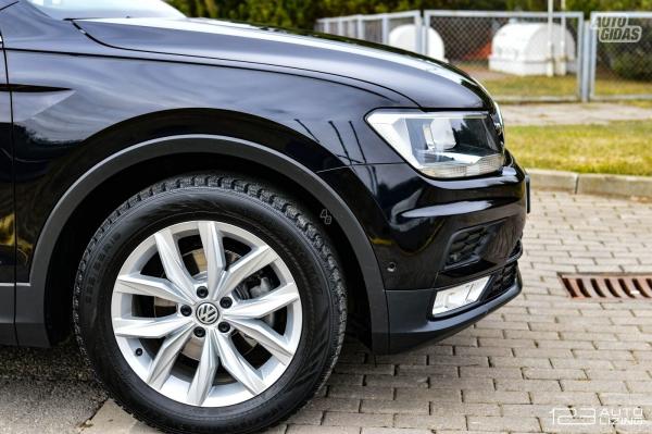 Black Volkswagen Tiguan 2016 in Kretinga, with an engine capacity of 2.00 L and mileage of 240 thousand km for 12900 €, photo 5 on AUTOMOTO.COM.LV