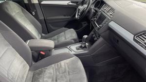 Black Volkswagen Tiguan 2016 in Marijampole, with an engine capacity of 2.00 L and mileage of 200 thousand km for 15650 €, photo 15 on AUTOMOTO.COM.LV