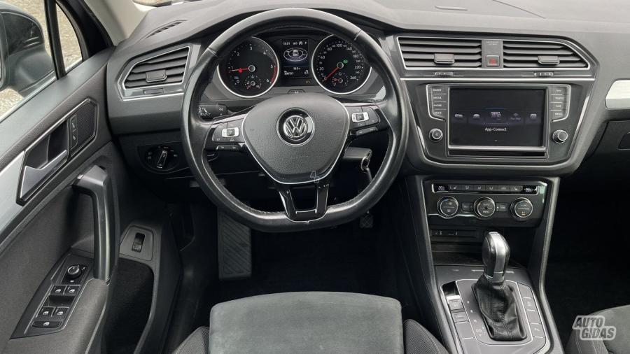 Black Volkswagen Tiguan 2016 in Marijampole, with an engine capacity of 2.00 L and mileage of 200 thousand km for 15650 €, photo 18 on AUTOMOTO.COM.LV