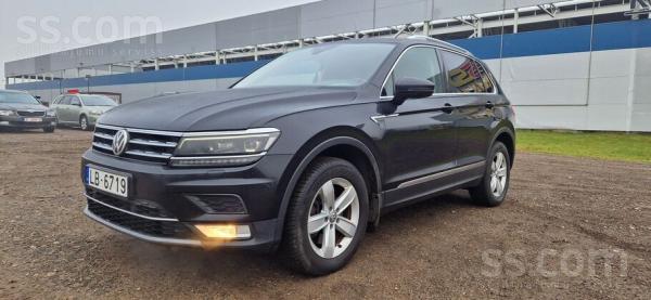 Black Volkswagen Tiguan 2016 in Daugavpils, with an engine capacity of 2.00 L and mileage of 254 thousand km for 16450 €, photo 1 on AUTOMOTO.COM.LV