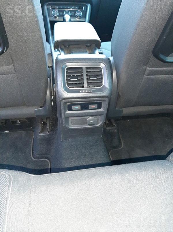 Black Volkswagen Tiguan 2016 in Jelgava, with an engine capacity of 2.00 L and mileage of 240 thousand km for 13500 €, photo 10 on AUTOMOTO.COM.LV