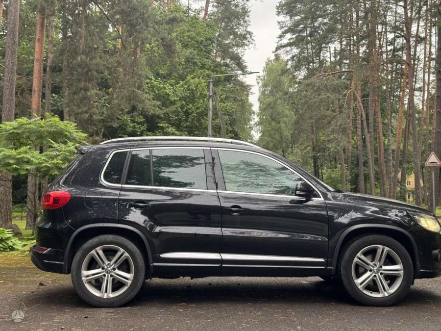 Black Volkswagen Tiguan 2016 in Vilnius, with an engine capacity of 1.97 L and mileage of 285 thousand km for 9500 €, photo 4 on AUTOMOTO.COM.LV