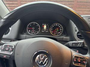 Black Volkswagen Tiguan 2016 in Vilnius, with an engine capacity of 1.97 L and mileage of 285 thousand km for 9500 €, photo 8 on AUTOMOTO.COM.LV