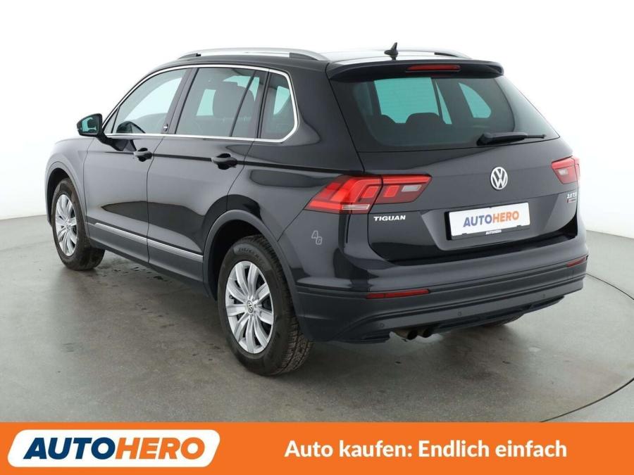 Black Volkswagen Tiguan 2017 in Kaunas, with an engine capacity of 2.00 L and mileage of 92 thousand km for 23358 €, photo 4 on AUTOMOTO.COM.LV