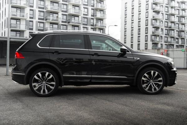 Black Volkswagen Tiguan 2017 in Vilnius, with an engine capacity of 2.00 L and mileage of 208 thousand km for 18500 €, photo 6 on AUTOMOTO.COM.LV