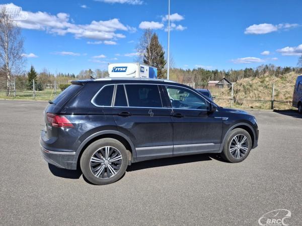 Melns Volkswagen Tiguan 2017 Avižieniai, ar dzinēja tilpumu 2.00 L un nobraukumu 350 tūkst. km par 13900 €, foto 5 vietnē AUTOMOTO.COM.LV