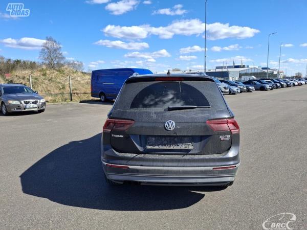 Black Volkswagen Tiguan 2017 in Avizieniai, with an engine capacity of 2.00 L and mileage of 350 thousand km for 13900 €, photo 6 on AUTOMOTO.COM.LV