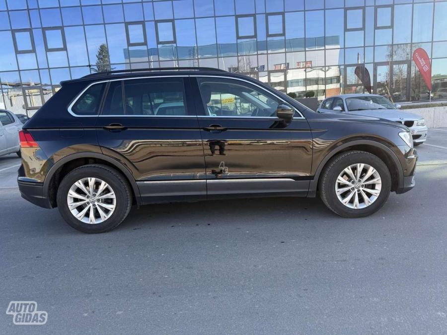 Black Volkswagen Tiguan 2017 in Panevezys, with an engine capacity of 2.00 L and mileage of 269 thousand km for 13999 €, photo 8 on AUTOMOTO.COM.LV