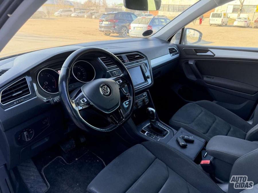 Black Volkswagen Tiguan 2017 in Panevezys, with an engine capacity of 2.00 L and mileage of 269 thousand km for 13999 €, photo 12 on AUTOMOTO.COM.LV
