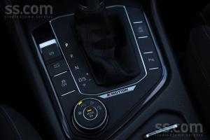 Black Volkswagen Tiguan 2017 in Tukums, with an engine capacity of 2.00 L and mileage of 176 thousand km for 17000 €, photo 27 on AUTOMOTO.COM.LV