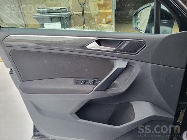Black Volkswagen Tiguan 2017 in Talsi, with an engine capacity of 2.00 L and mileage of 174 thousand km for 16250 €, photo 8 on AUTOMOTO.COM.LV