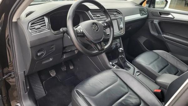Black Volkswagen Tiguan 2017 in Riga, with an engine capacity of 1.40 L and mileage of 206 thousand km for 15990 €, photo 6 on AUTOMOTO.COM.LV