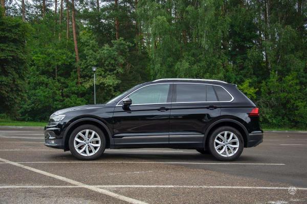 Black Volkswagen Tiguan 2017 in Elektrenai, with an engine capacity of 1.97 L and mileage of 223 thousand km for 15950 €, photo 4 on AUTOMOTO.COM.LV