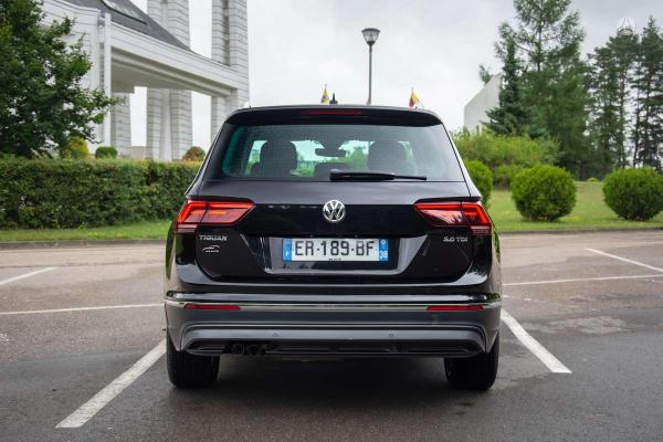 Black Volkswagen Tiguan 2017 in Elektrenai, with an engine capacity of 1.97 L and mileage of 223 thousand km for 15950 €, photo 6 on AUTOMOTO.COM.LV