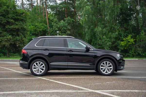 Black Volkswagen Tiguan 2017 in Elektrenai, with an engine capacity of 1.97 L and mileage of 223 thousand km for 15950 €, photo 7 on AUTOMOTO.COM.LV