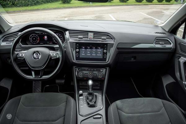 Black Volkswagen Tiguan 2017 in Elektrenai, with an engine capacity of 1.97 L and mileage of 223 thousand km for 15950 €, photo 9 on AUTOMOTO.COM.LV