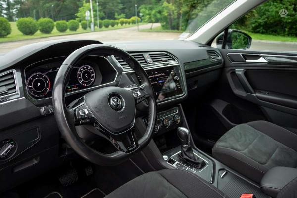 Black Volkswagen Tiguan 2017 in Elektrenai, with an engine capacity of 1.97 L and mileage of 223 thousand km for 15950 €, photo 10 on AUTOMOTO.COM.LV