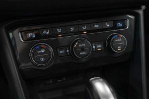 Black Volkswagen Tiguan 2017 in Vilnius, with an engine capacity of 2.00 L and mileage of 119 thousand km for 19500 €, photo 16 on AUTOMOTO.COM.LV