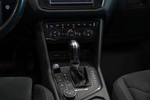 Black Volkswagen Tiguan 2017 in Vilnius, with an engine capacity of 2.00 L and mileage of 119 thousand km for 19500 €, photo 18 on AUTOMOTO.COM.LV