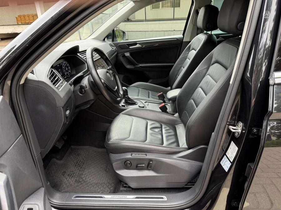 Black Volkswagen Tiguan 2017 in Prienai, with an engine capacity of 1.97 L and mileage of 274 thousand km for 14750 €, photo 26 on AUTOMOTO.COM.LV
