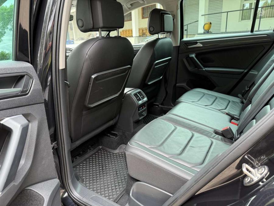 Black Volkswagen Tiguan 2017 in Prienai, with an engine capacity of 1.97 L and mileage of 274 thousand km for 14750 €, photo 32 on AUTOMOTO.COM.LV