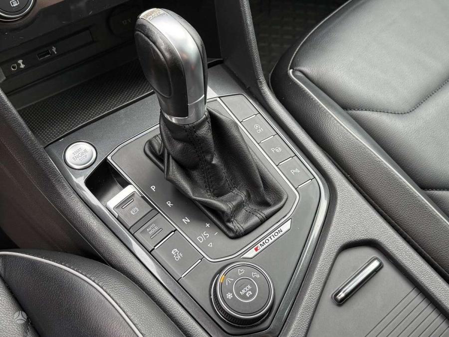 Black Volkswagen Tiguan 2017 in Prienai, with an engine capacity of 1.97 L and mileage of 274 thousand km for 14750 €, photo 35 on AUTOMOTO.COM.LV