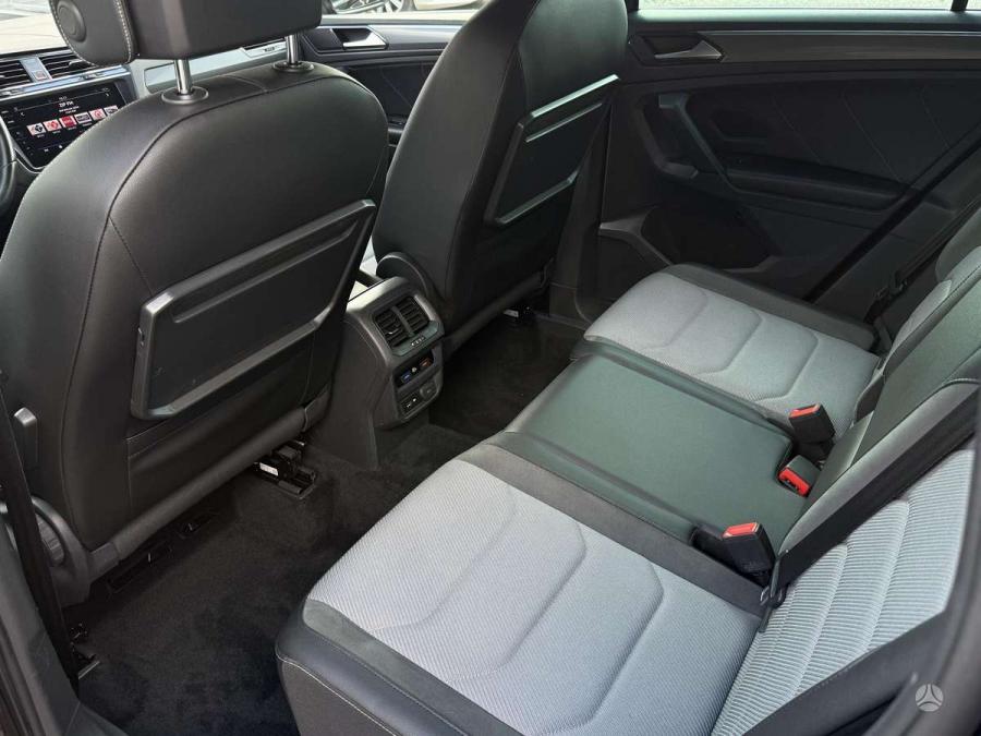 Black Volkswagen Tiguan 2017 in Kaunas, with an engine capacity of 1.97 L and mileage of 285 thousand km for 15700 €, photo 16 on AUTOMOTO.COM.LV