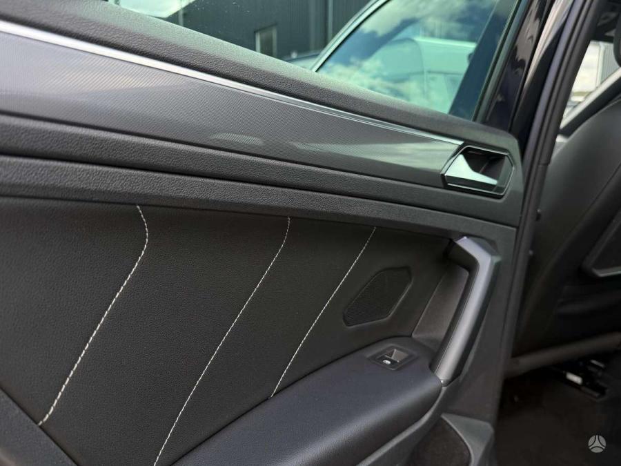 Black Volkswagen Tiguan 2017 in Kaunas, with an engine capacity of 1.97 L and mileage of 285 thousand km for 15700 €, photo 17 on AUTOMOTO.COM.LV