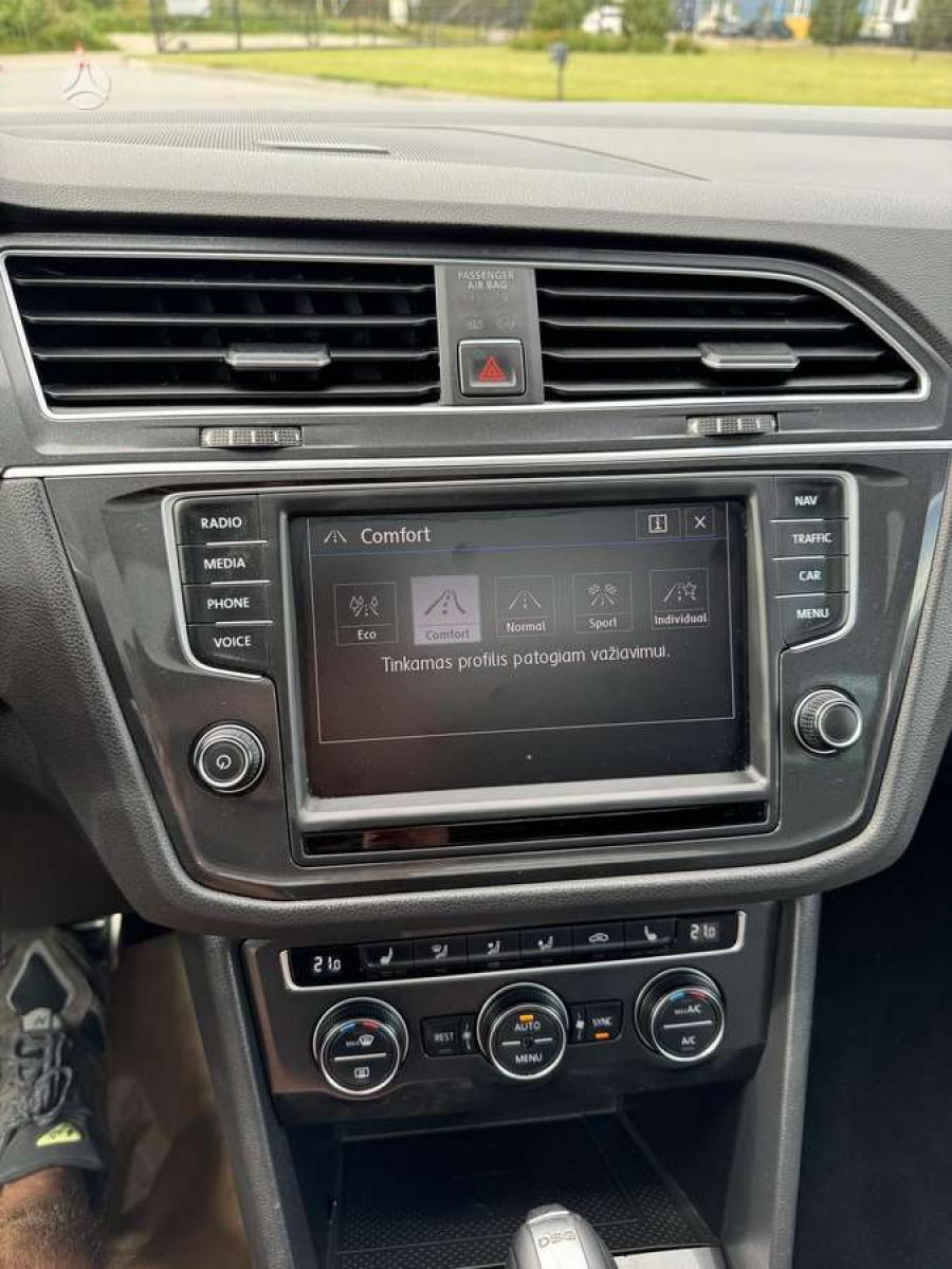 Black Volkswagen Tiguan 2017 in Telschi, with an engine capacity of 1.97 L and mileage of 200 thousand km for 18500 €, photo 35 on AUTOMOTO.COM.LV