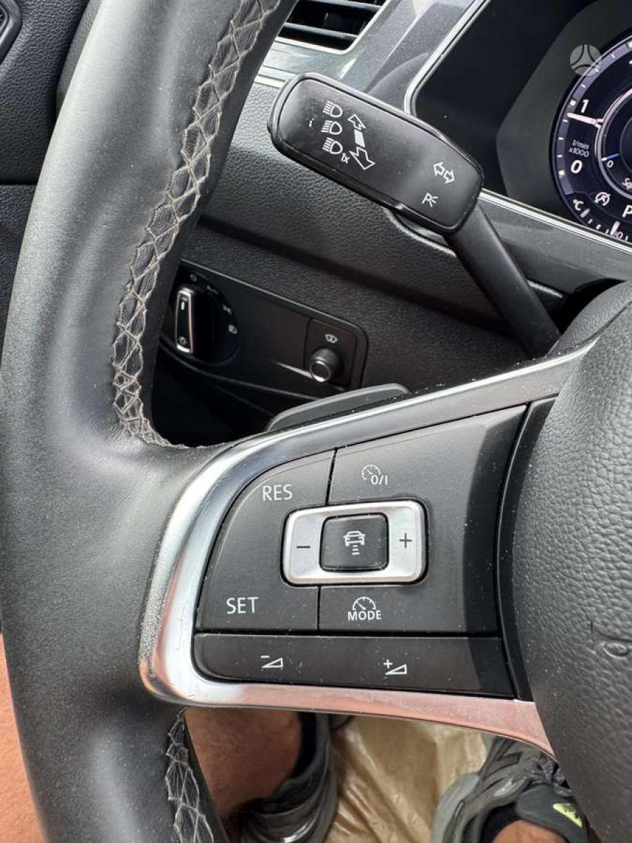 Black Volkswagen Tiguan 2017 in Telschi, with an engine capacity of 1.97 L and mileage of 200 thousand km for 18500 €, photo 39 on AUTOMOTO.COM.LV