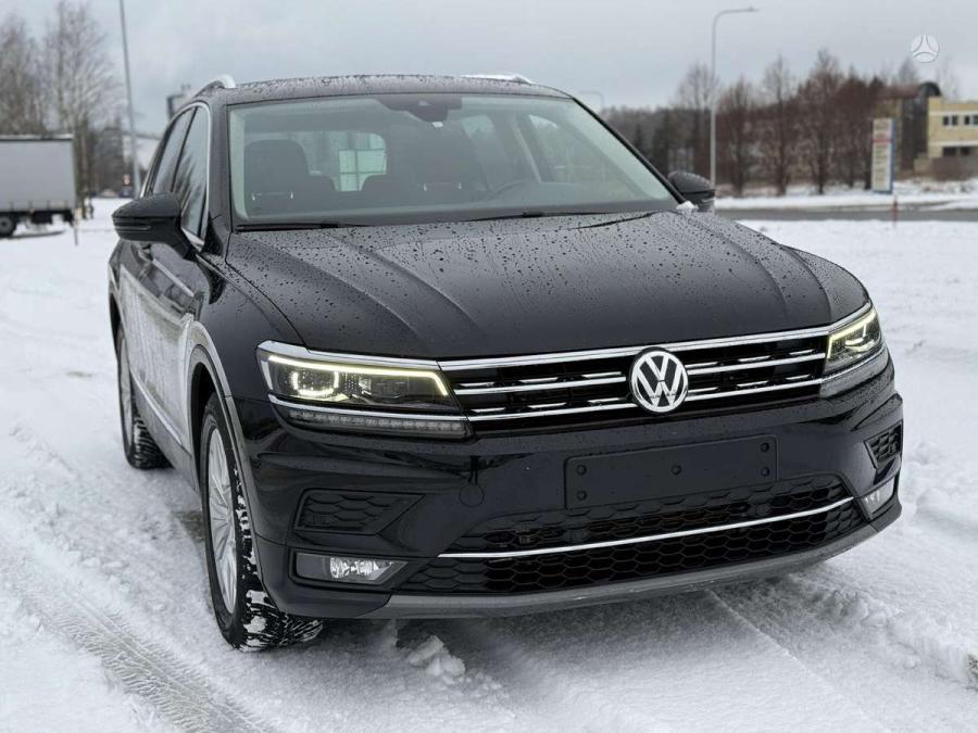 Black Volkswagen Tiguan 2018 in Panevezys, with an engine capacity of 1.97 L and mileage of 194 thousand km for 16800 €, photo 3 on AUTOMOTO.COM.LV