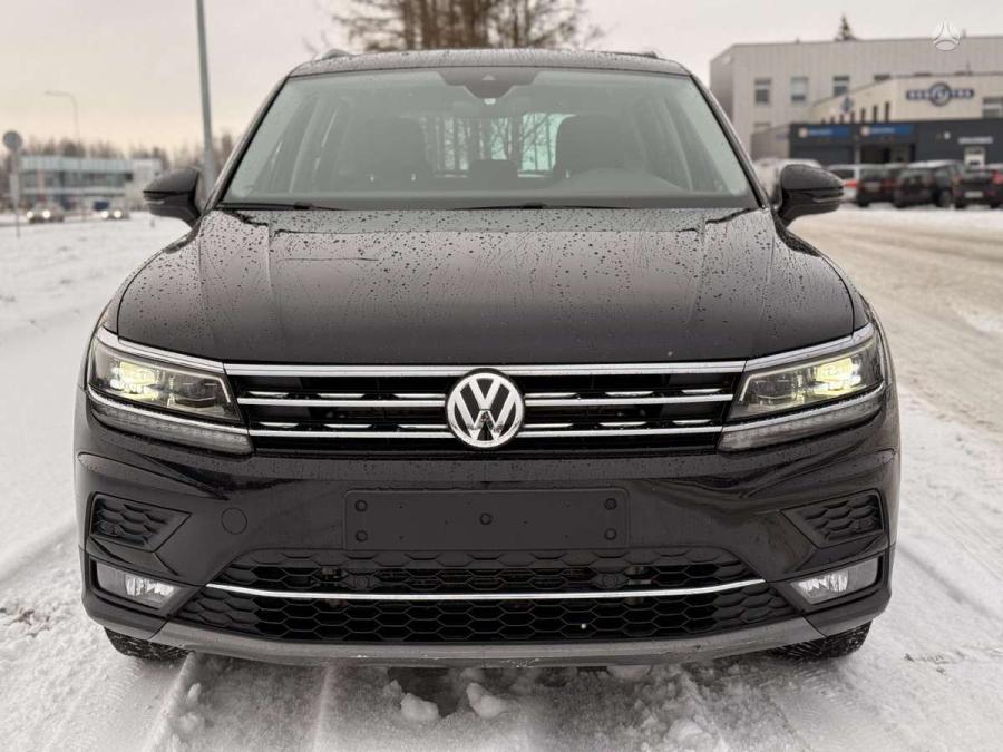 Black Volkswagen Tiguan 2018 in Panevezys, with an engine capacity of 1.97 L and mileage of 194 thousand km for 16800 €, photo 6 on AUTOMOTO.COM.LV