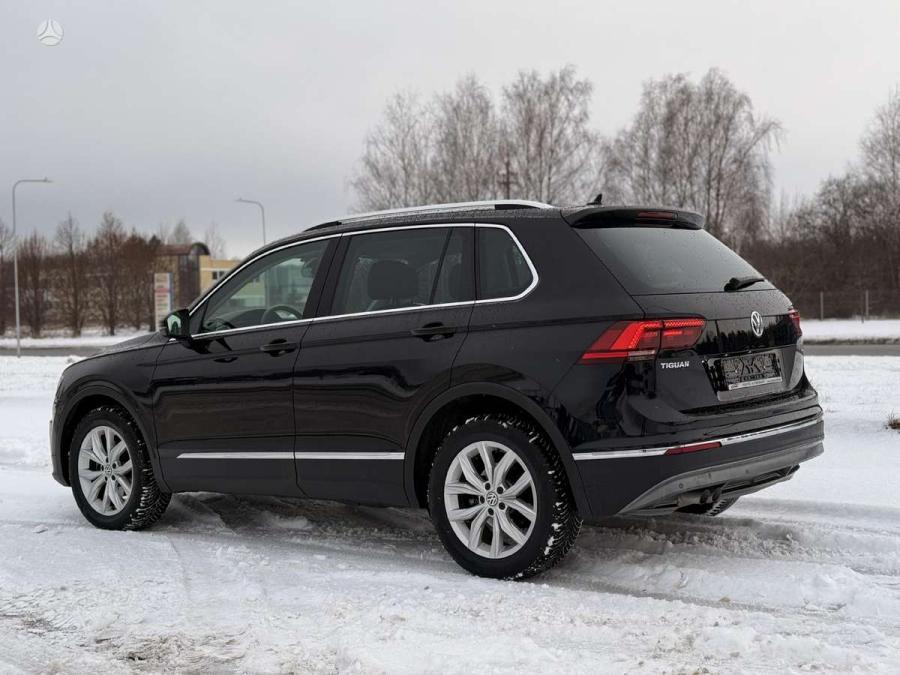 Black Volkswagen Tiguan 2018 in Panevezys, with an engine capacity of 1.97 L and mileage of 194 thousand km for 16800 €, photo 15 on AUTOMOTO.COM.LV