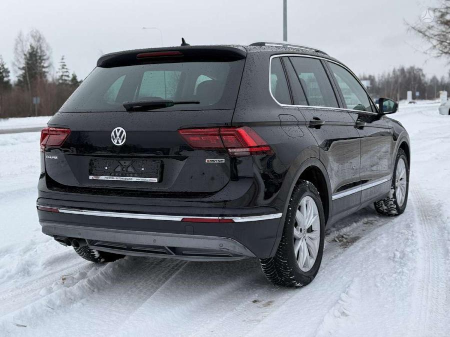 Black Volkswagen Tiguan 2018 in Panevezys, with an engine capacity of 1.97 L and mileage of 194 thousand km for 16800 €, photo 19 on AUTOMOTO.COM.LV
