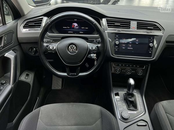 Black Volkswagen Tiguan 2018 in Kaunas, with an engine capacity of 2.00 L and mileage of 100 thousand km for 26489 €, photo 10 on AUTOMOTO.COM.LV