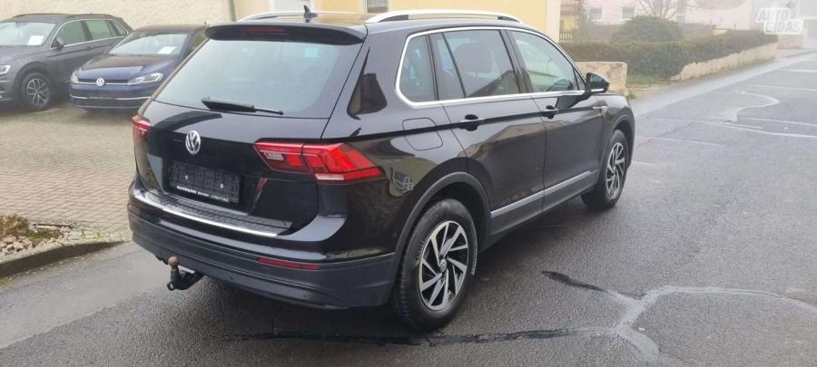 Black Volkswagen Tiguan 2018 in Kaunas, with an engine capacity of 2.00 L and mileage of 85 thousand km for 25480 €, photo 5 on AUTOMOTO.COM.LV