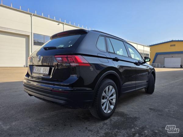 Black Volkswagen Tiguan 2018 in Kaunas, with an engine capacity of 2.00 L and mileage of 162 thousand km for 15900 €, photo 3 on AUTOMOTO.COM.LV