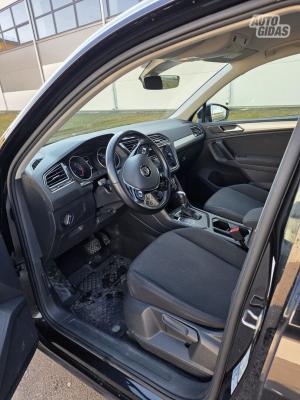 Black Volkswagen Tiguan 2018 in Kaunas, with an engine capacity of 2.00 L and mileage of 162 thousand km for 15900 €, photo 6 on AUTOMOTO.COM.LV